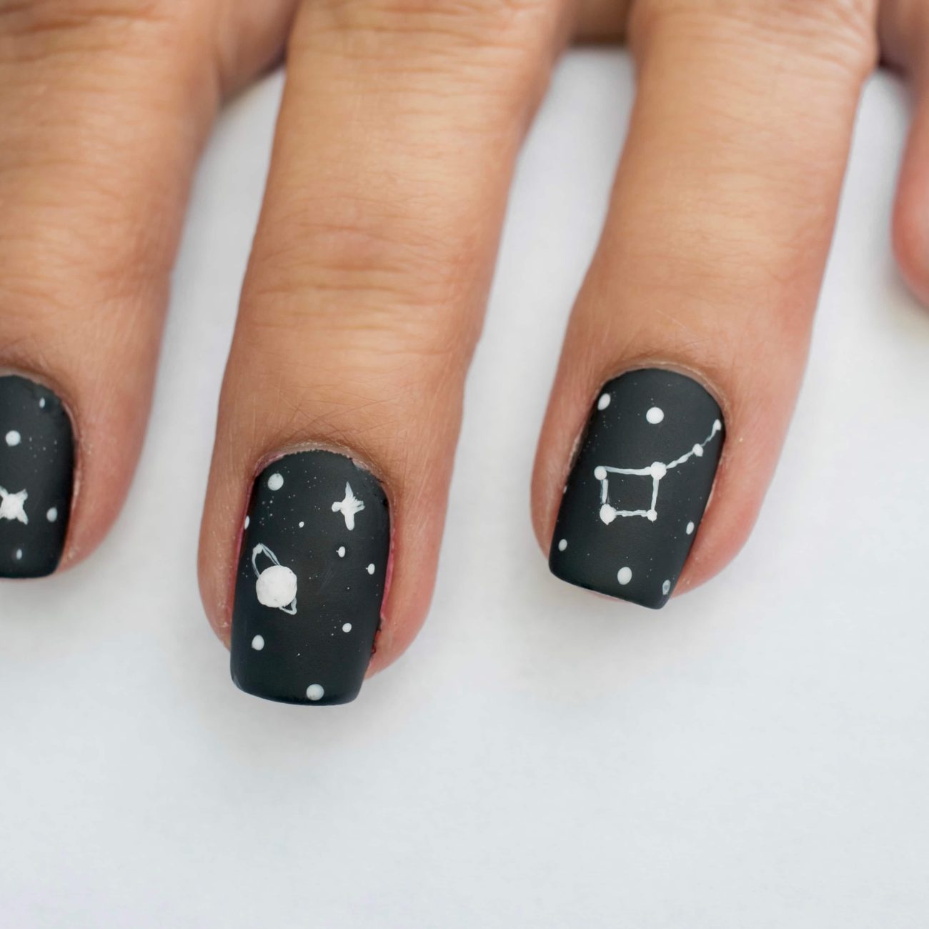 Illuminez vos Ongles avec le Nail Art Constellation