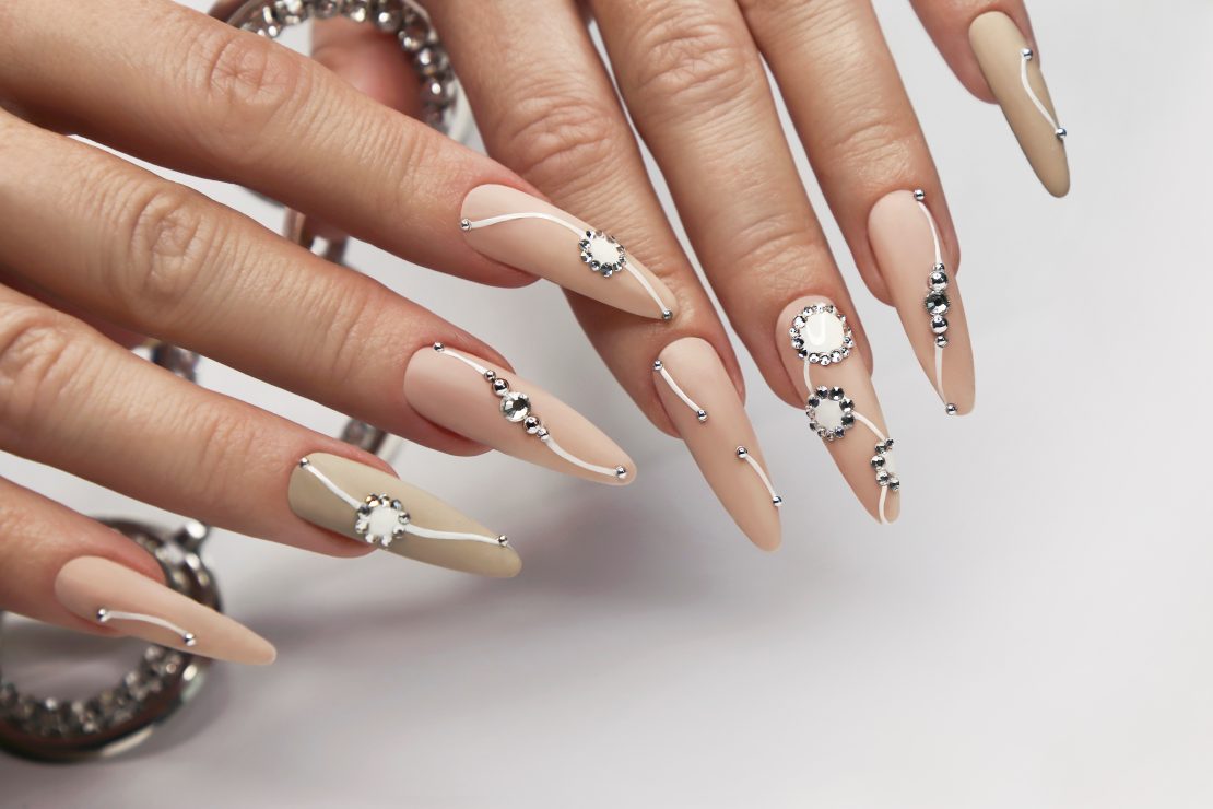 10 Idées et Exemples de Déco d'Ongle avec des Strass