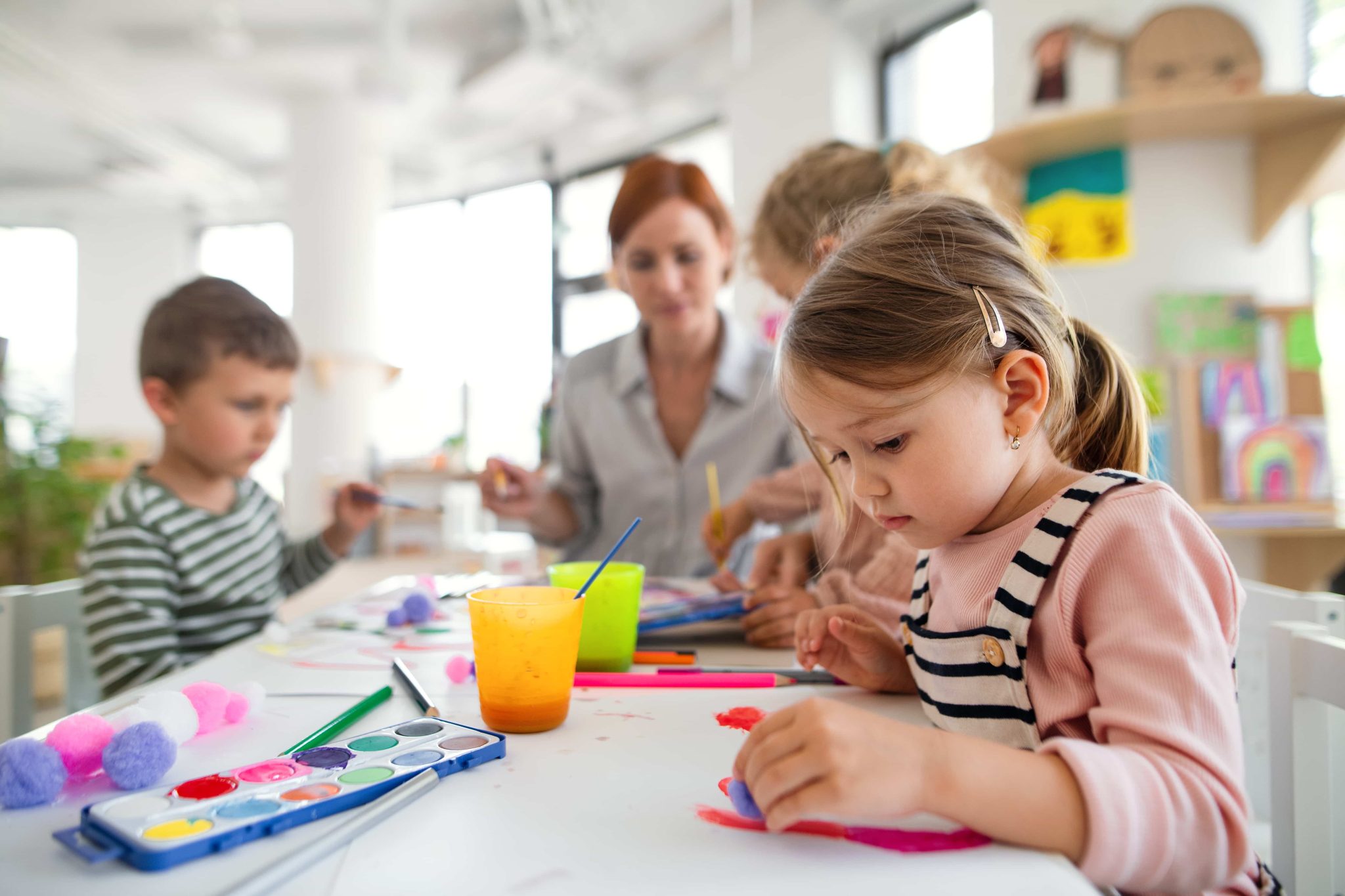 L'Été en Crèche : 10 Activités Manuelles pour Eveiller les Petits 🎨